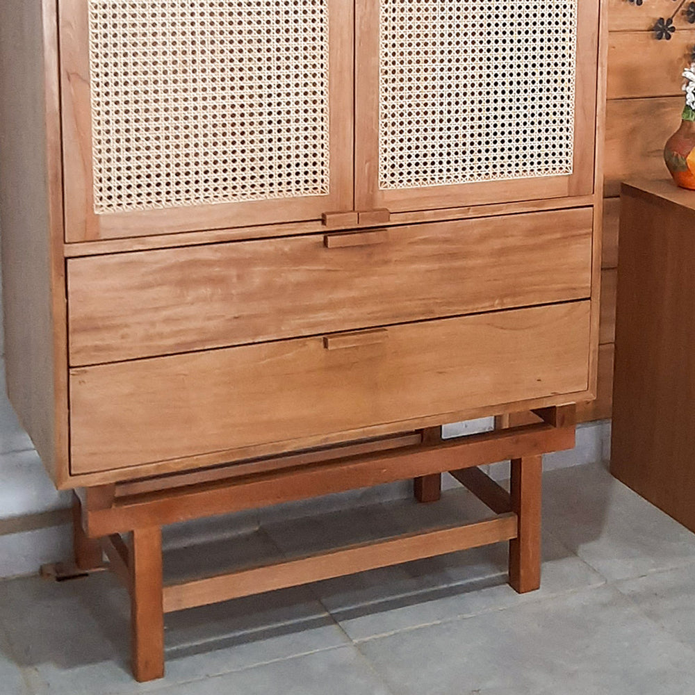 Armário Guarda Roupas De Madeira Maciça Palhinha Com 02 Portas e 02 Ga